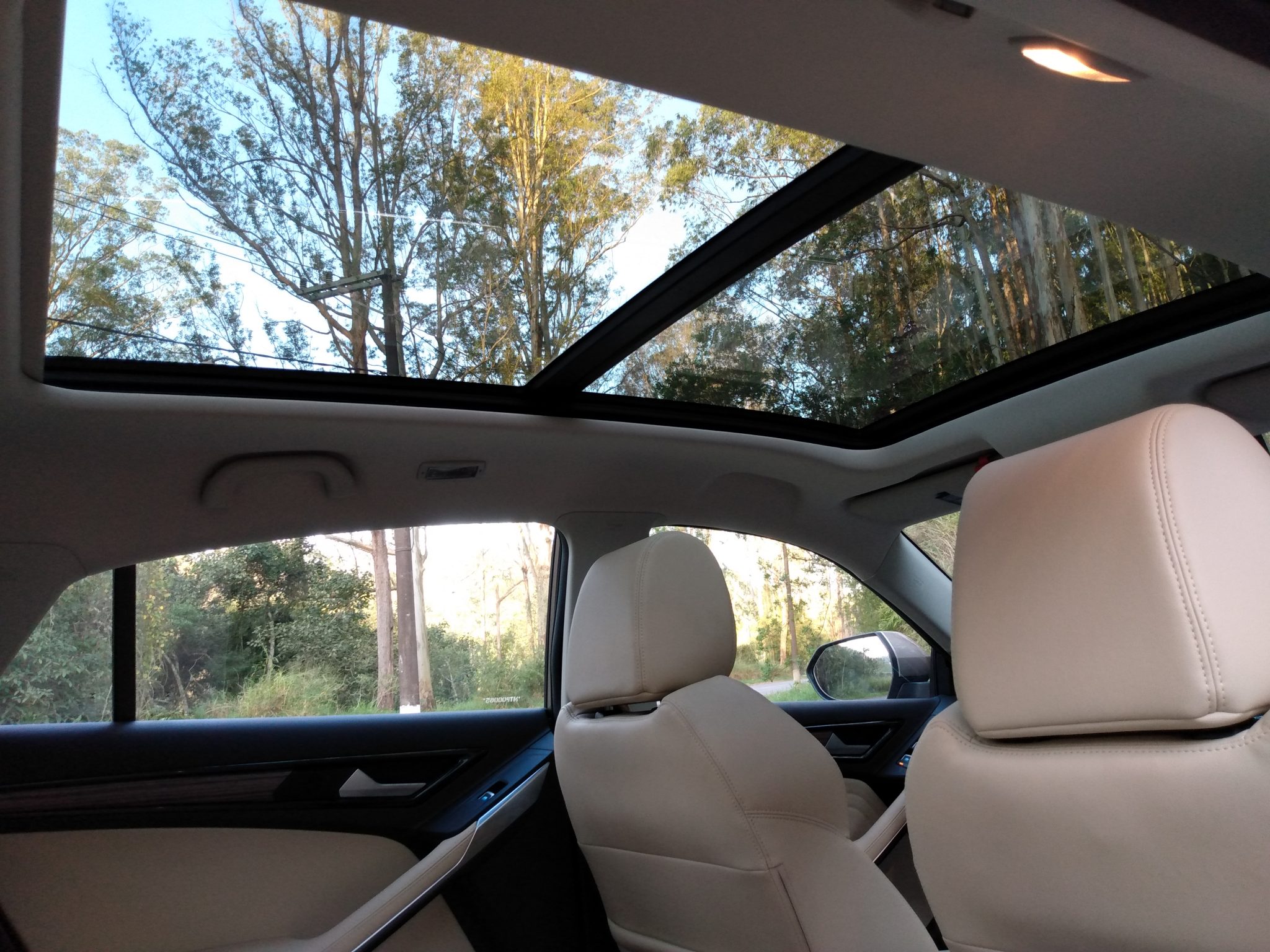 Quais são as diferenças entre o teto solar e o panorâmico? - Auto+ TV