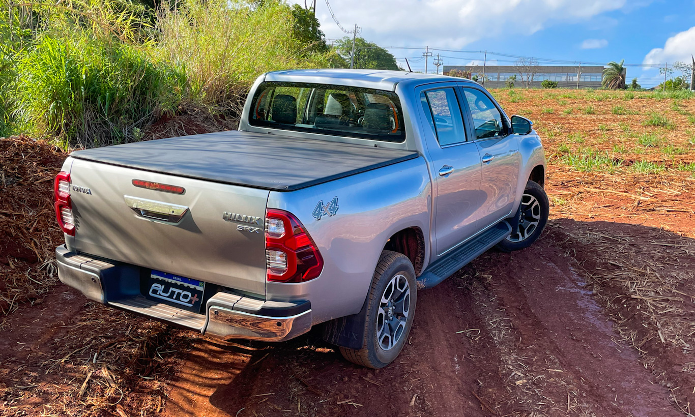 Toyota Hilux SRX: regalias de Corolla com apetite pela terra | Avaliação