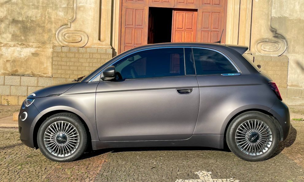 Fiat 500 elétrico se tornará híbrido e chegará no final de 2025 - Auto+ TV