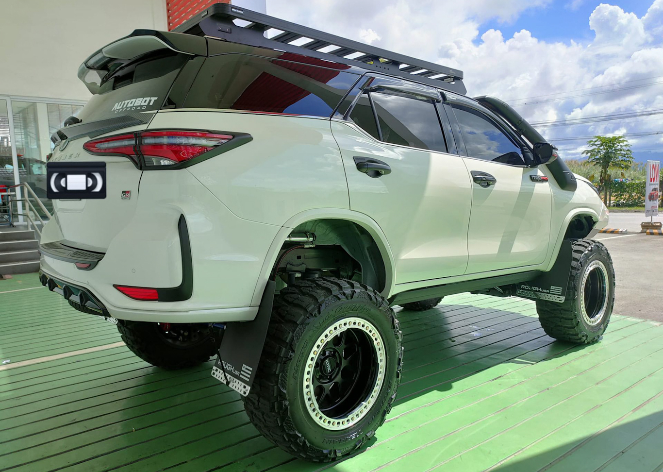 Toyota SW4 é transformado em um monstro 4x4 - Auto+ TV