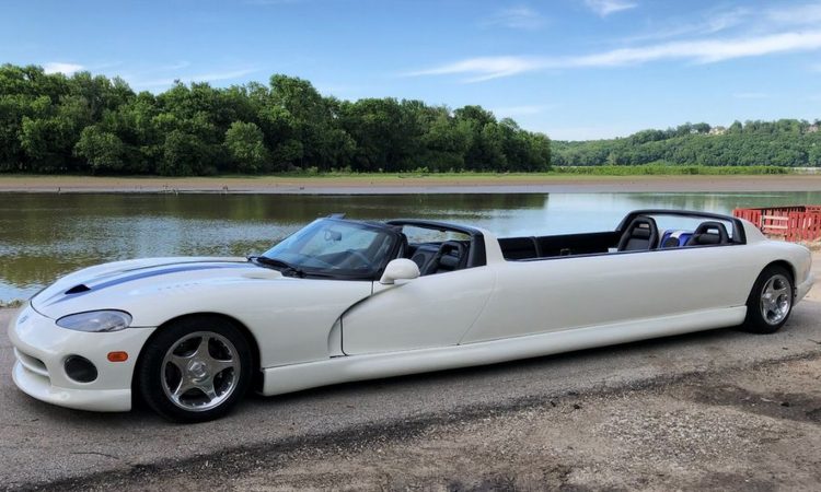 Dodge Viper 1996 vira uma curiosa limusine nos Estados Unidos