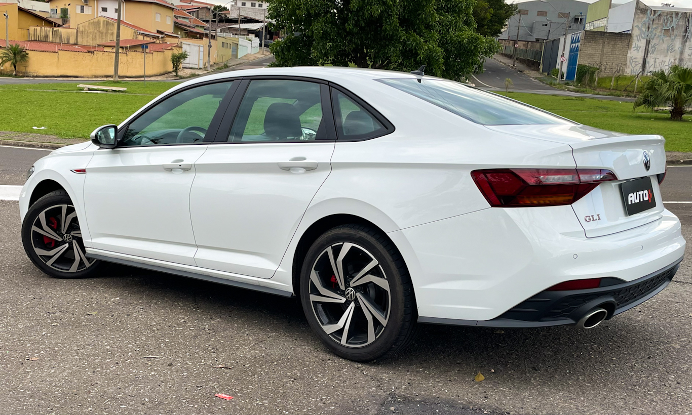 VW Jetta GLI vive uma divertida realidade paralela | Avaliação