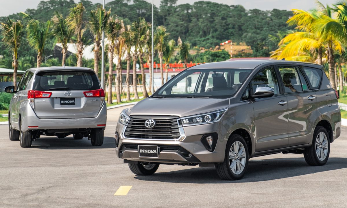 Corolla minivan, a nova Toyota Innova aparece antes da hora
