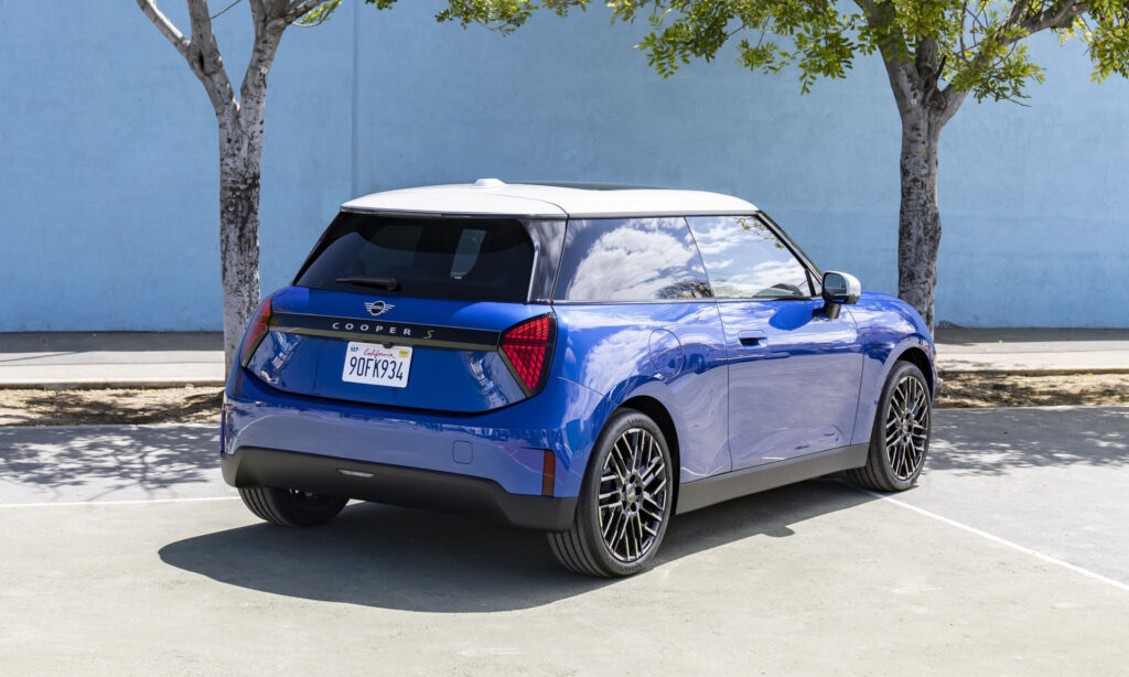 Mini Cooper 2024 com base da GWM é revelado oficialmente