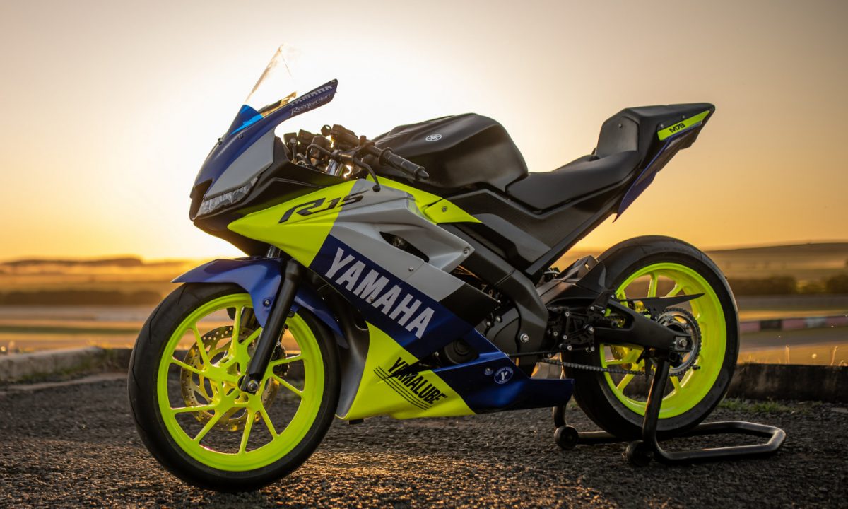 Yamaha inova e lança a superesportiva YZF-R15 com preço de scooter