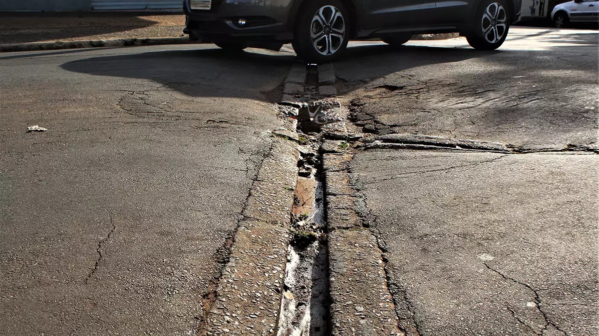 Como passar corretamente por lombadas e valetas com o carro? - Auto+ TV