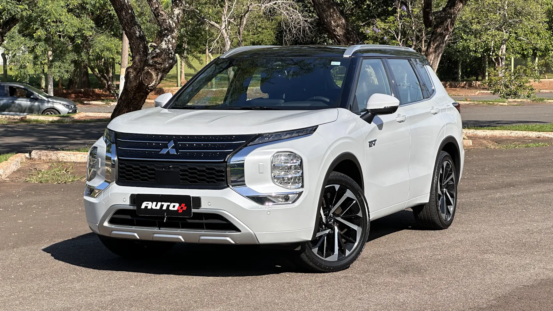 Outlander PHEV é um Mitsubishi com complexo de Mercedes