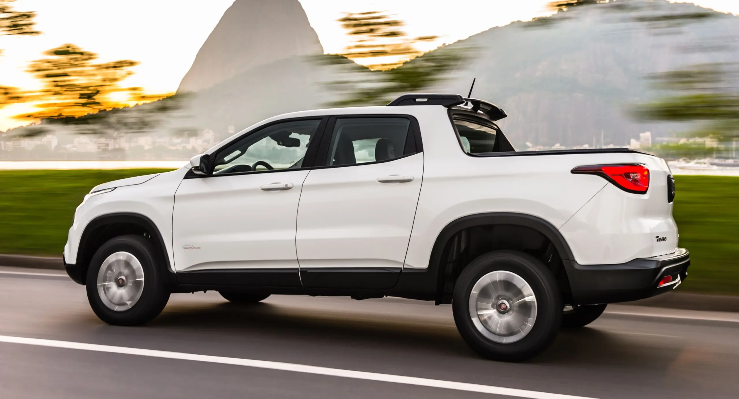 Raridade: você sabia que a Fiat Toro já foi vendida com teto solar ...